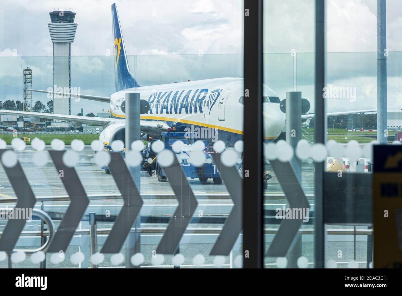 Planes at gate airport hi-res stock photography and images - Alamy