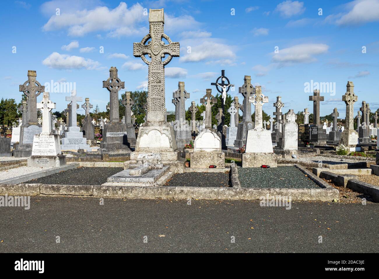 Cross headstones hi-res stock photography and images - Alamy