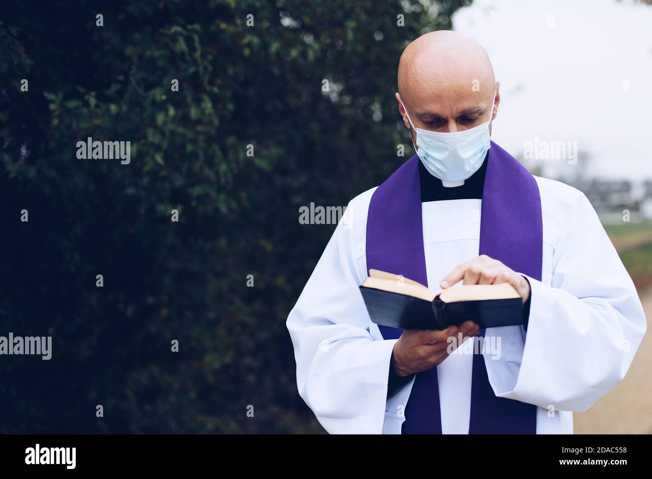Church bible reading pastor hi-res stock photography and images - Alamy