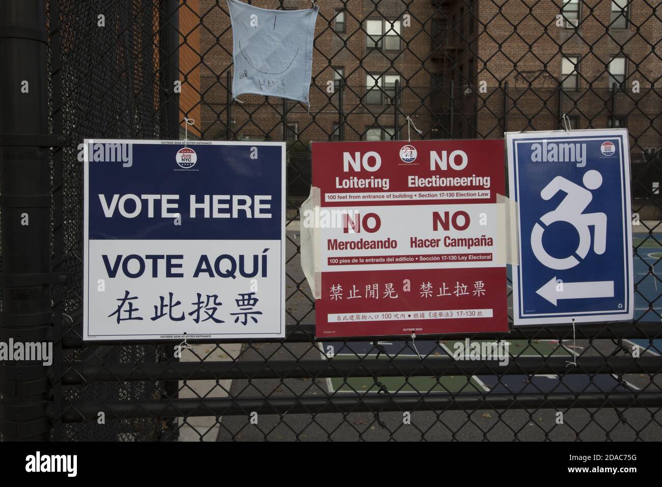 Vote Here sign during the US presidential election in New York City ...