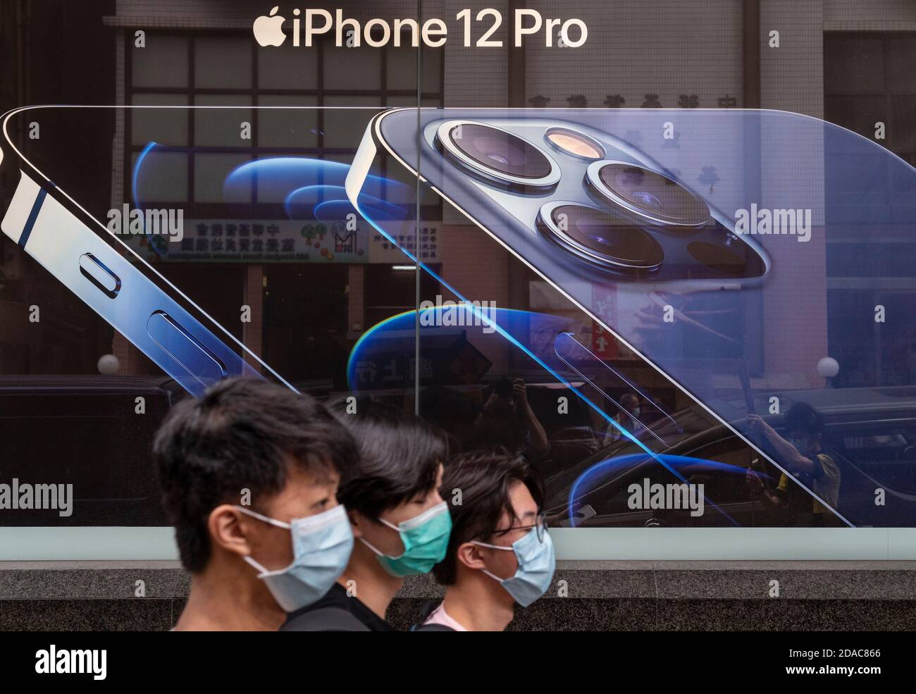 Iphone and face masks hi-res stock photography and images - Alamy