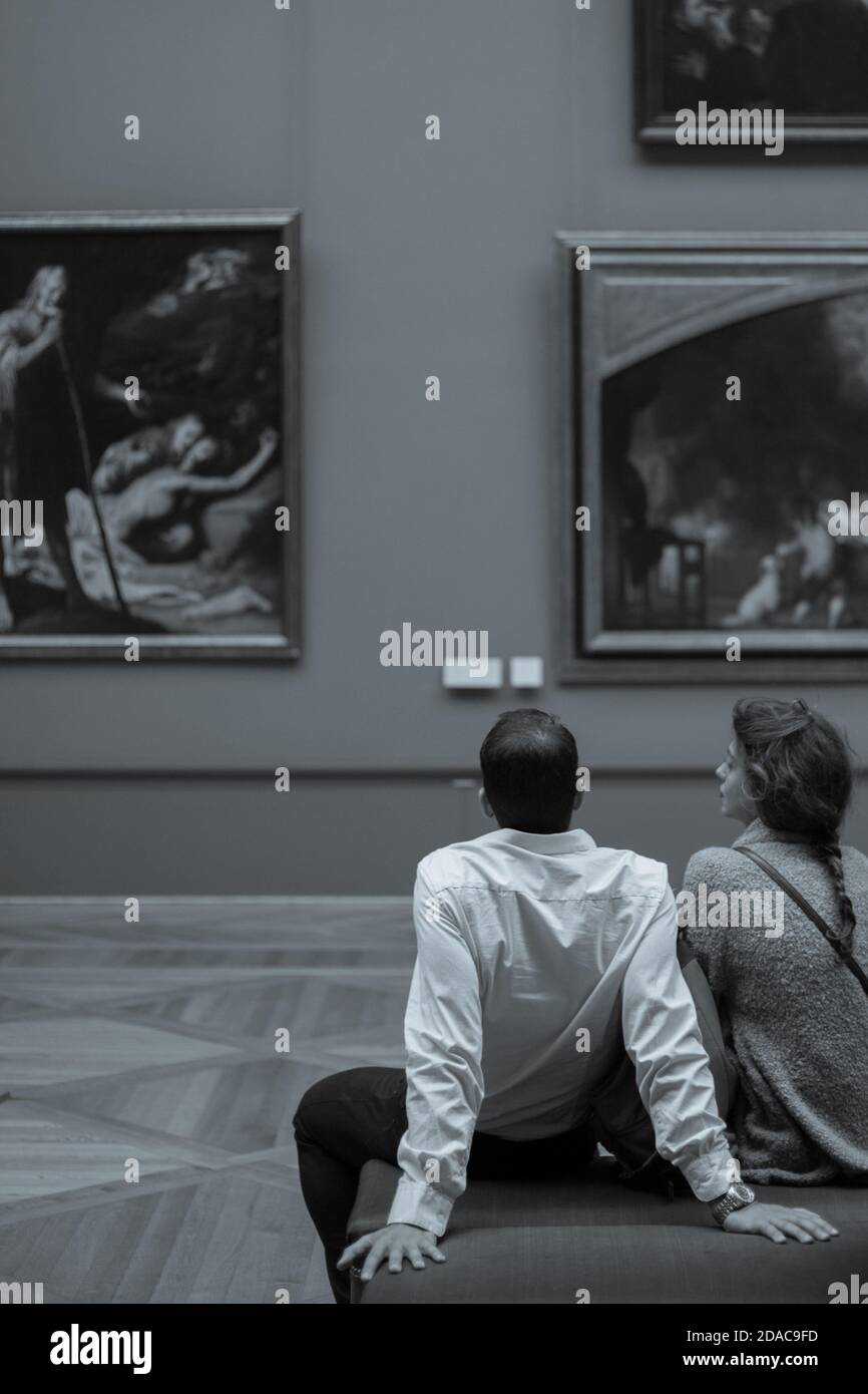 People observing paintings in the Louvre Museum Stock Photo - Alamy