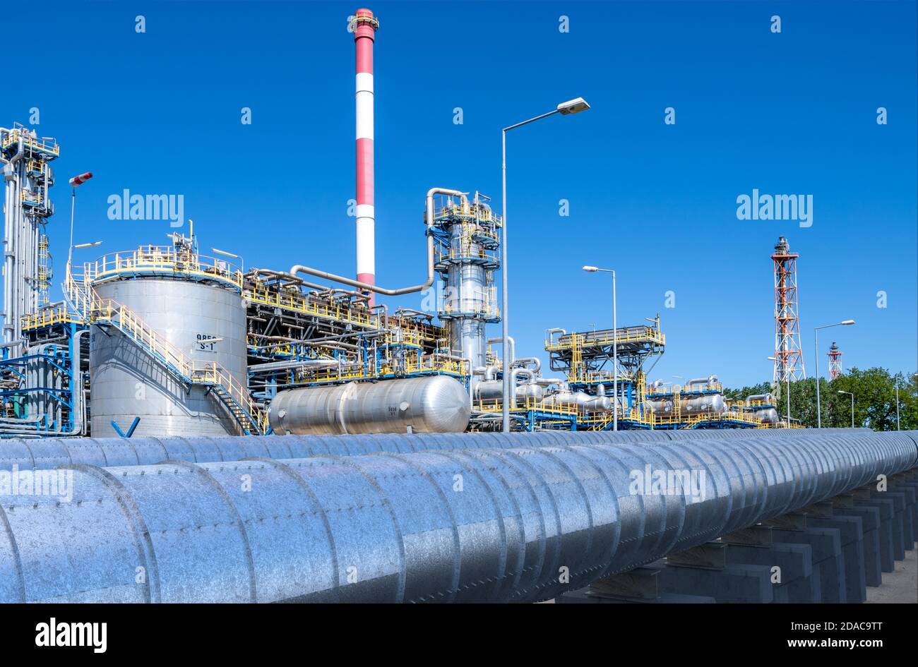 Pipelines leading to an oil refinery Stock Photo - Alamy