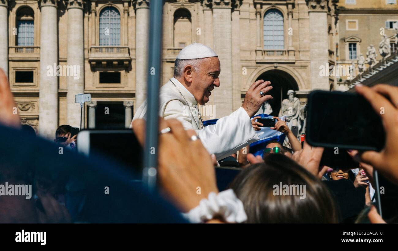 Pope mobile hi-res stock photography and images - Alamy