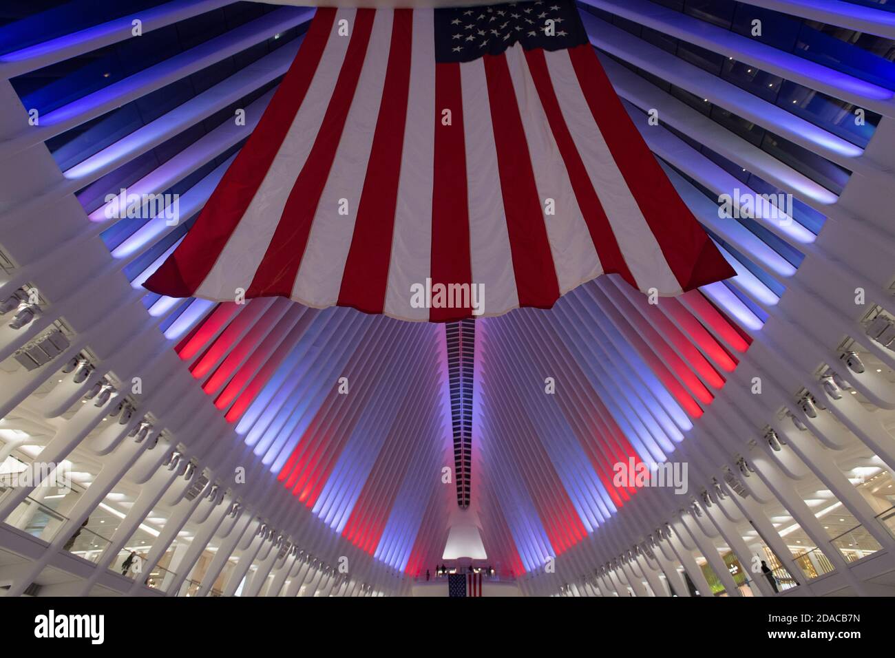 The Oculus transit hub at One World Trade Center turns on its new LED ...