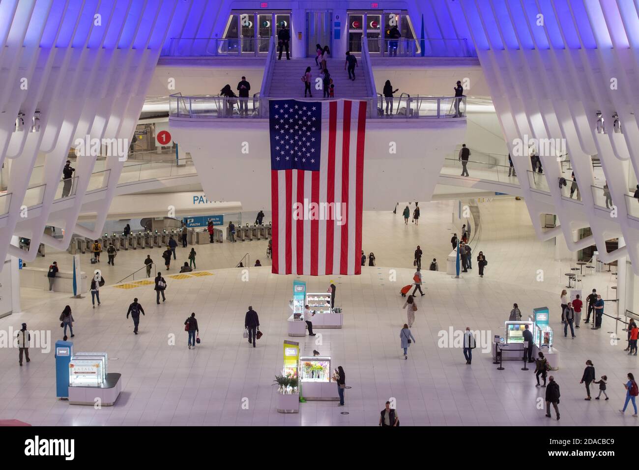 The Oculus transit hub at One World Trade Center turns on its new LED ...