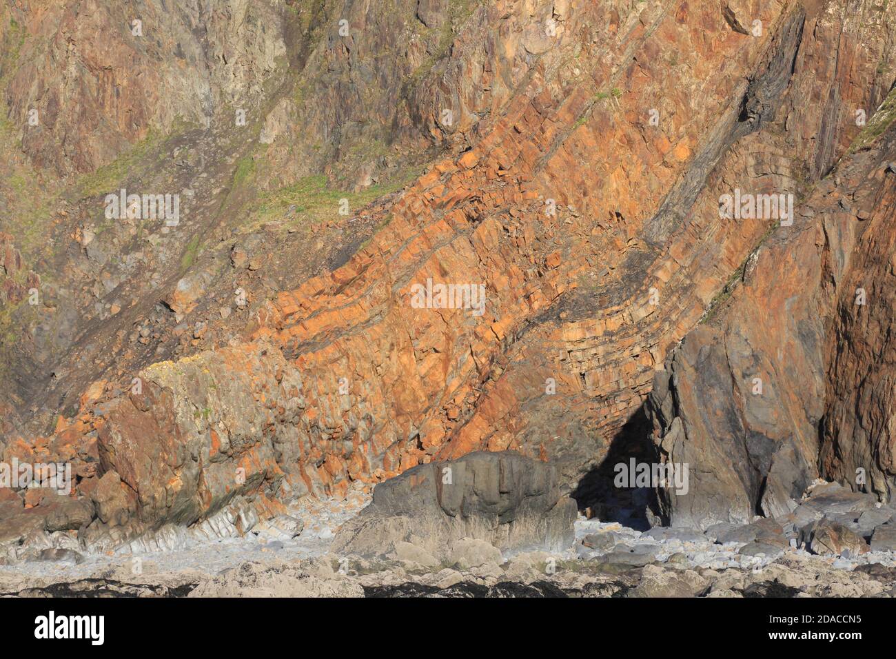 Orange sedimentary rocks at Sandymouth Cornwall Stock Photo - Alamy