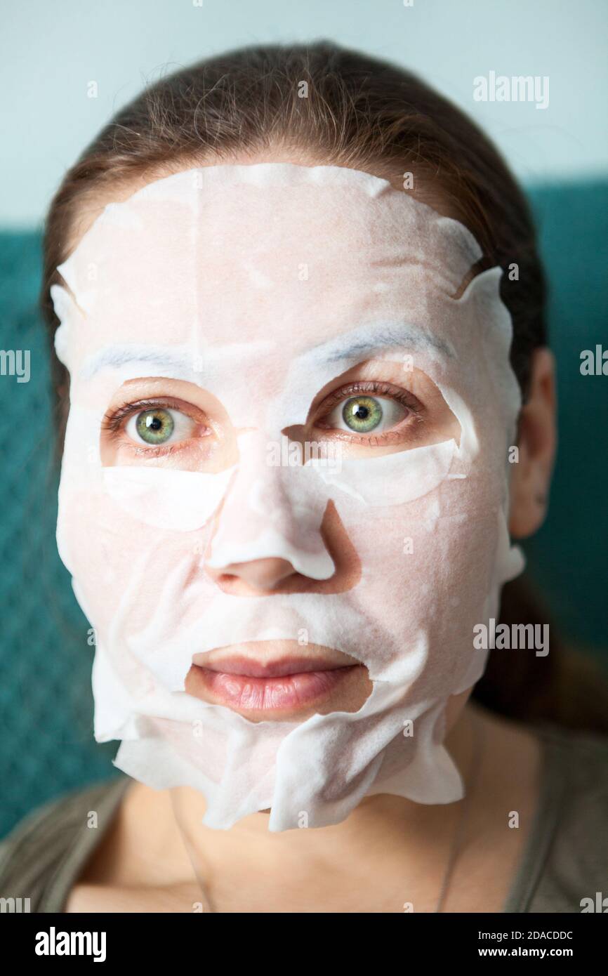 Facial mask which fits tightly to chin, cheeks, forehead and nose ...