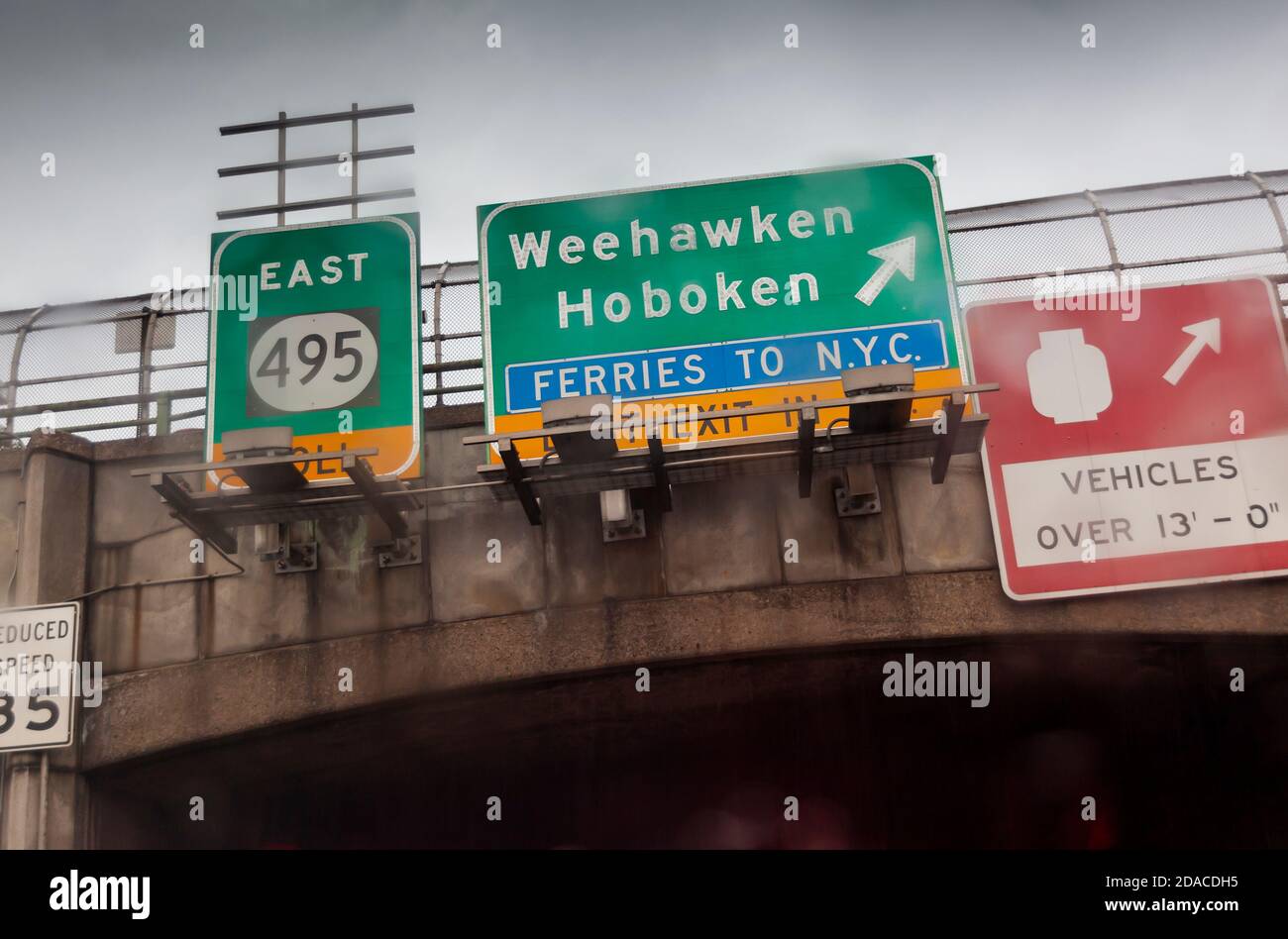 New york road signs hi-res stock photography and images - Alamy