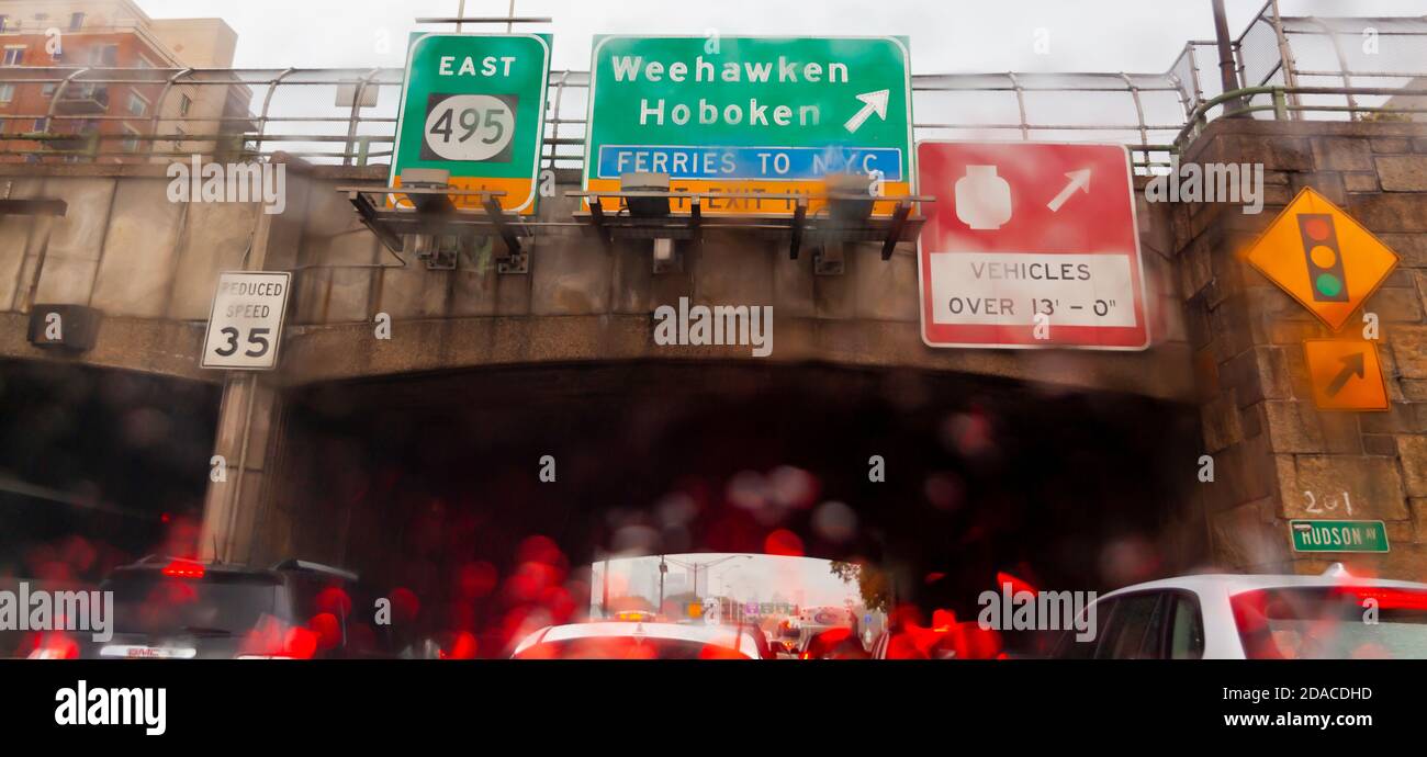 New york road signs hi-res stock photography and images - Alamy