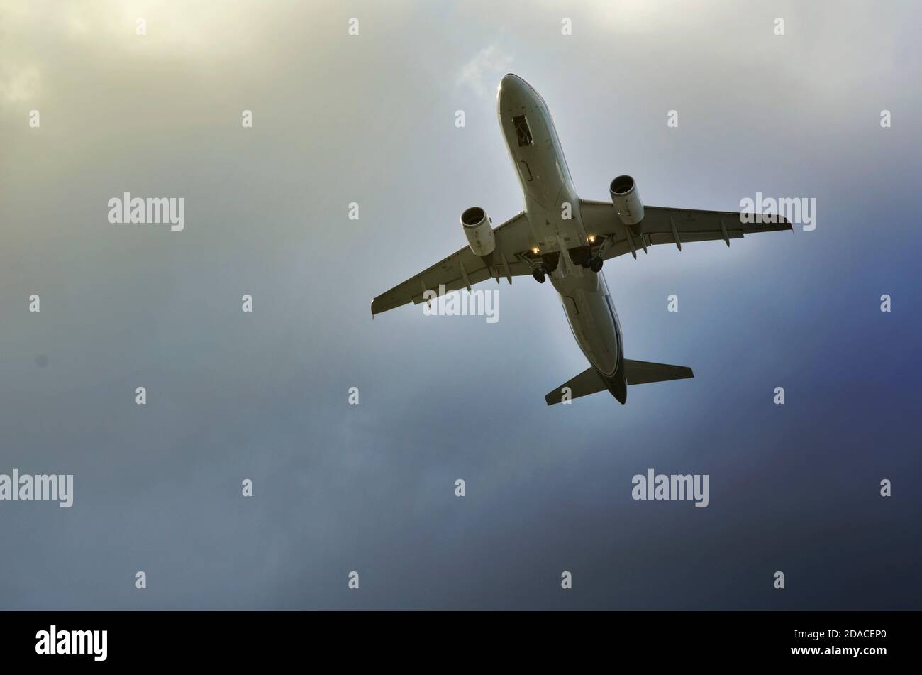 Distant landing plane hi-res stock photography and images - Alamy