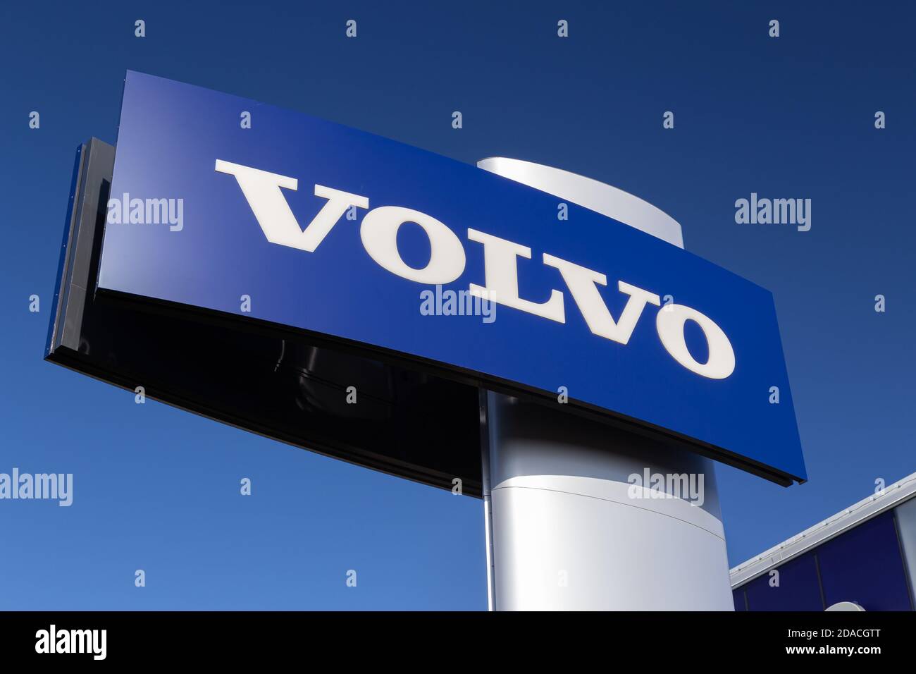 MINNEAPOLIS, MN/USA - NOVEMBER 2, 2020: Volvo automobile dealership ...
