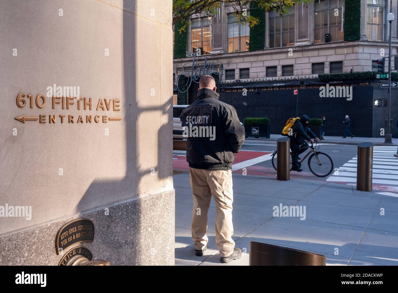 Security guard in midtown manhattan hi-res stock photography and images ...