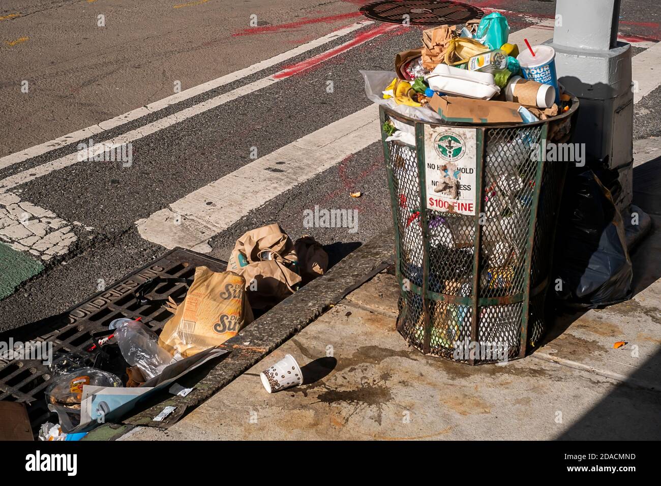 New york city trash collection hi-res stock photography and images - Alamy