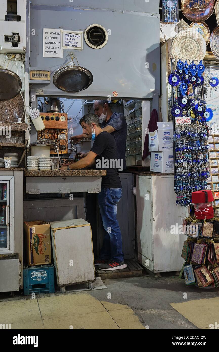 People wearing face masks stand High Resolution Stock Photography and ...
