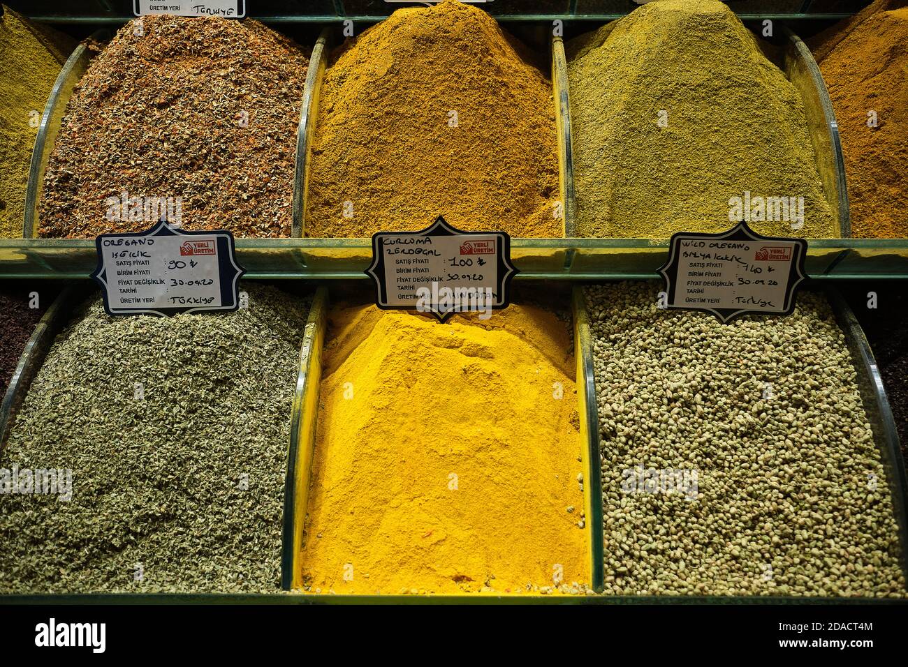 Turkish cooking spices in the Grand Bazaar, Istanbul, Turkey Stock ...