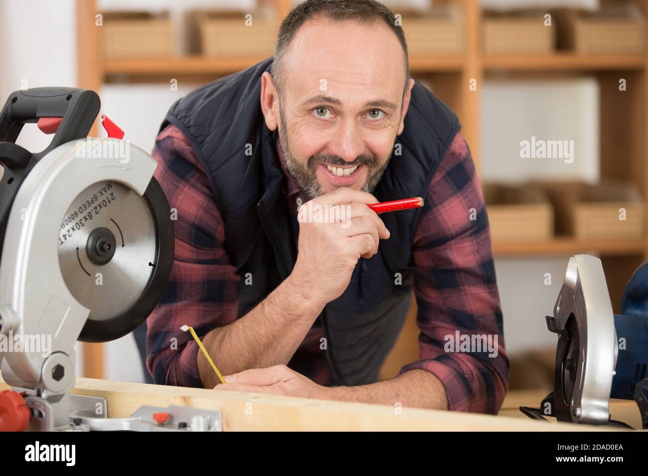 portrait of carpenter smiling at camera Stock Photo - Alamy