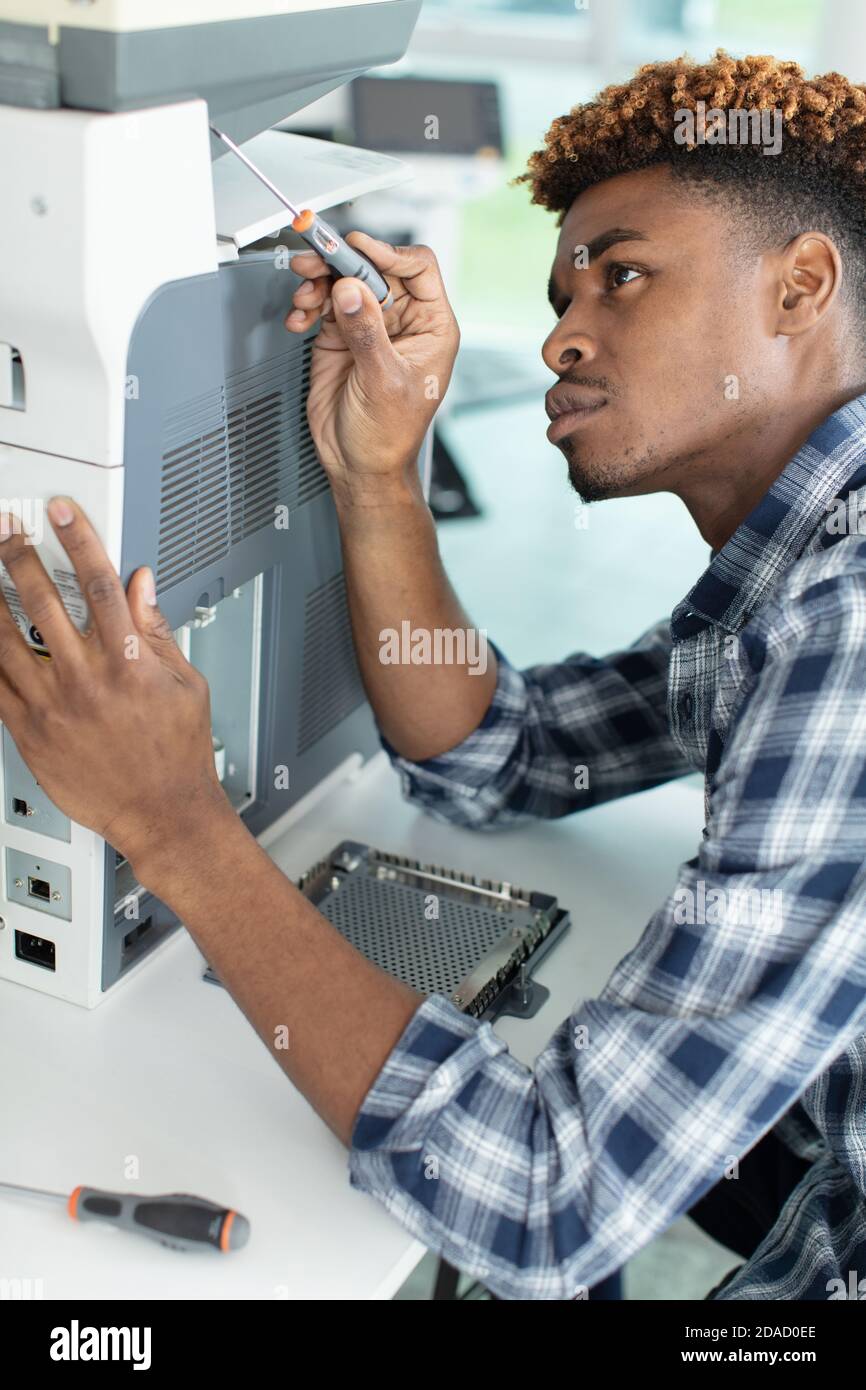 Fixing computer african hi-res stock photography and images - Alamy