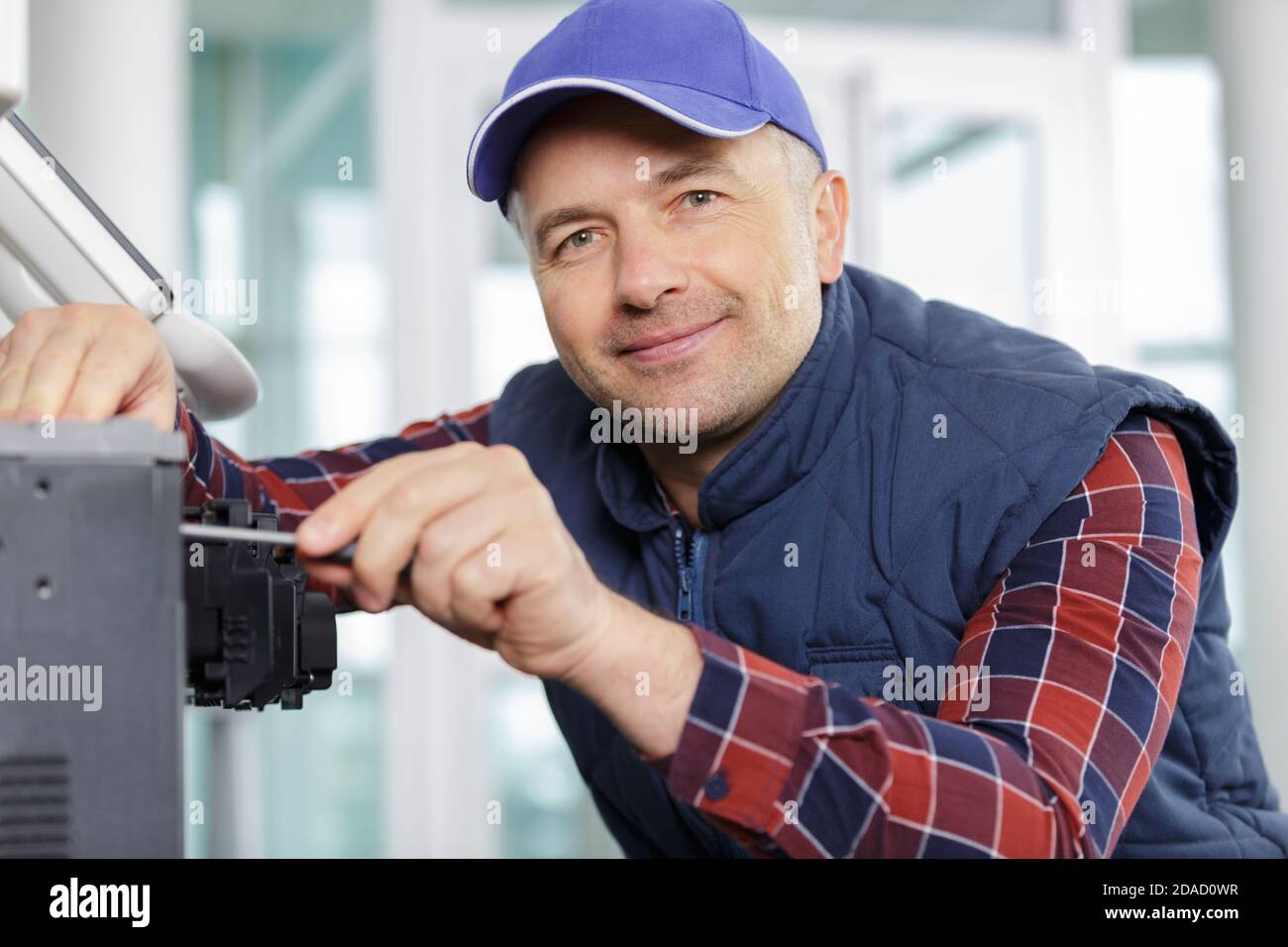 man fixing a photocopy machine at office Stock Photo - Alamy