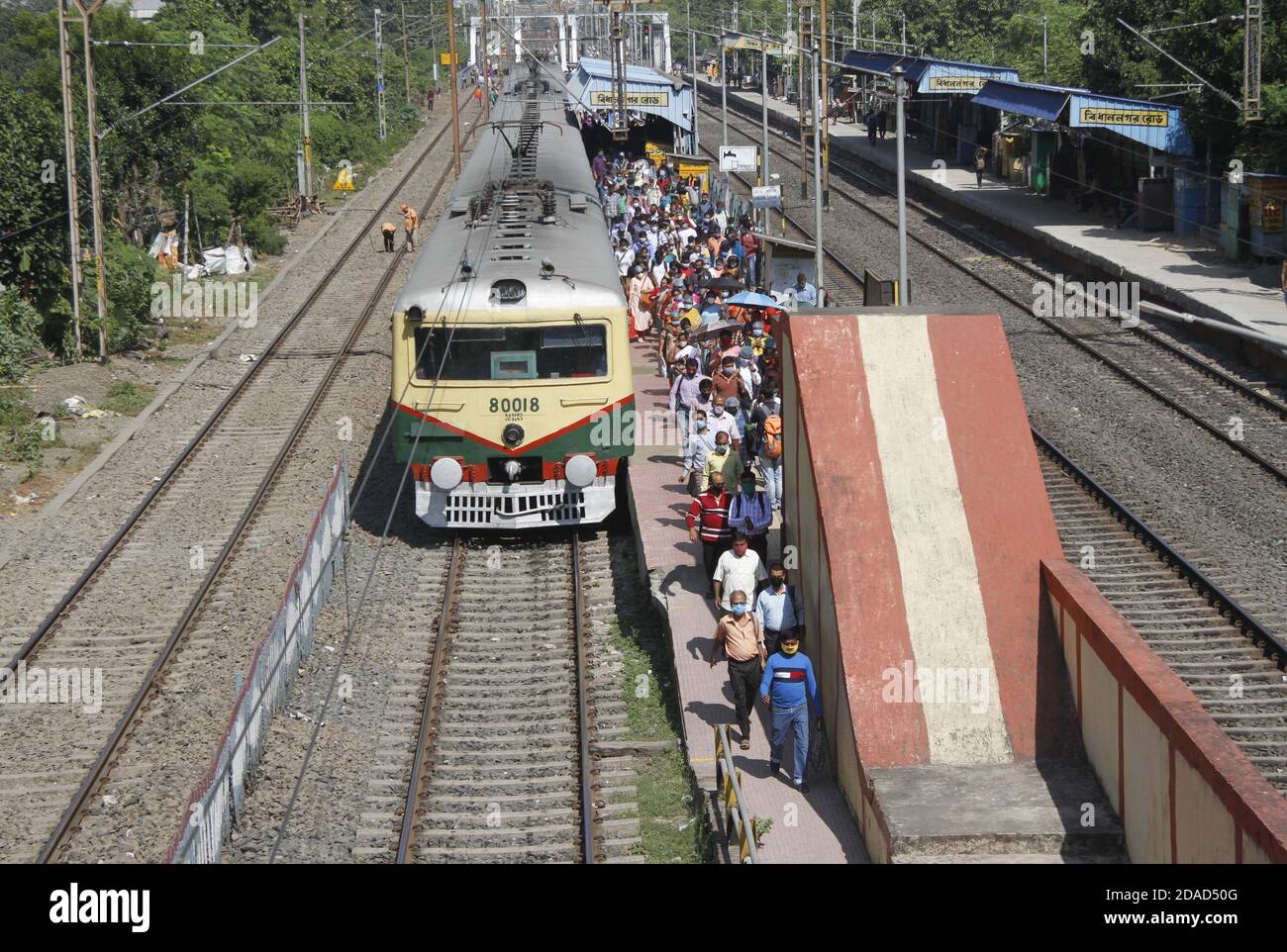 Kolkata local train hi-res stock photography and images - Alamy