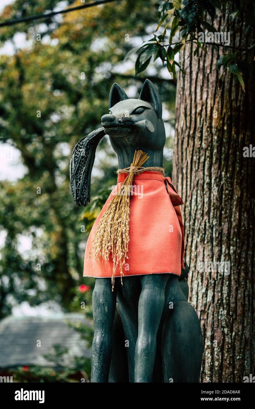 Stone fox sculpture fushimi inari taisha hi-res stock photography and ...