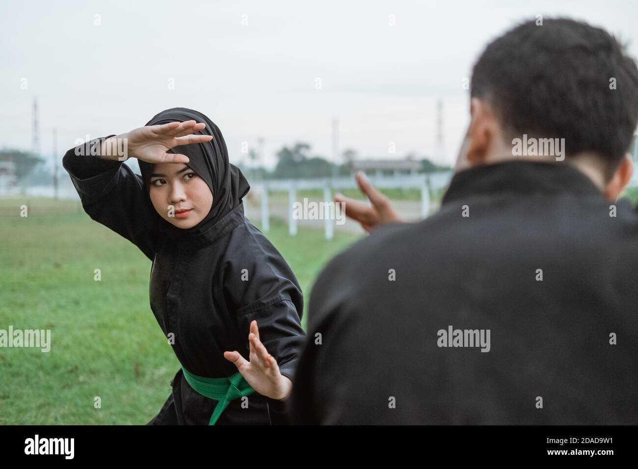 selective focus of wanita asia beljilbab memakai seragam pencak silat ...