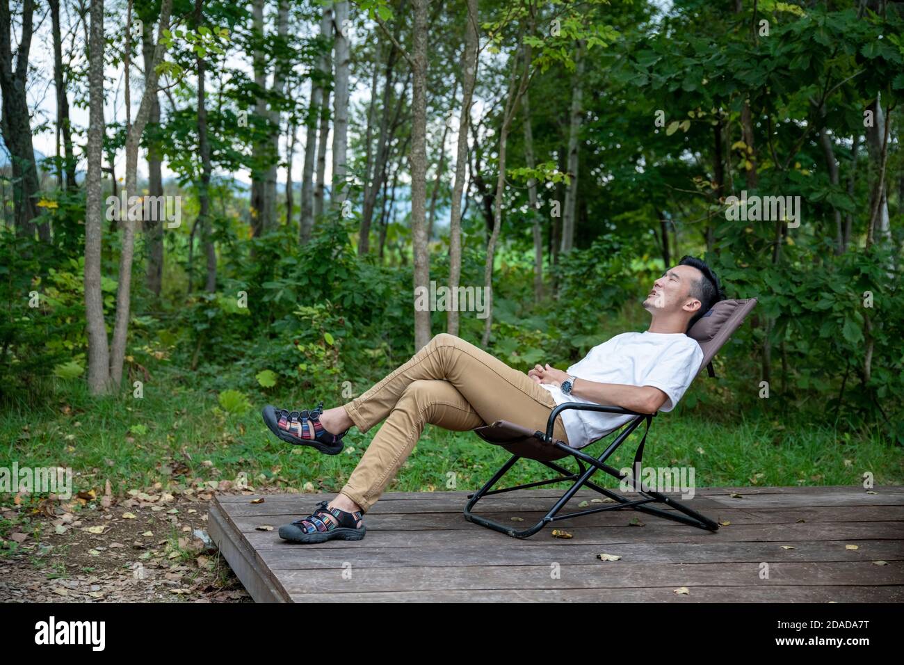 Man relax deck chair hi-res stock photography and images - Alamy