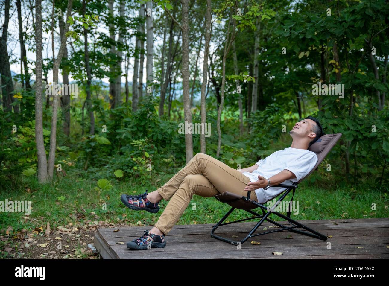Man relax deck chair hi-res stock photography and images - Alamy