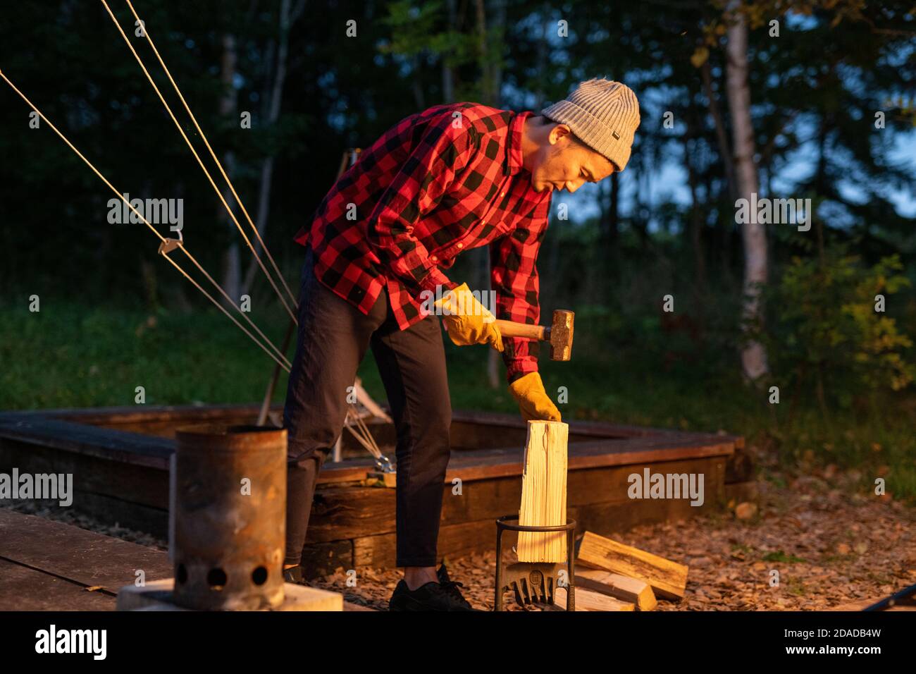Man chopping wood hi-res stock photography and images - Alamy