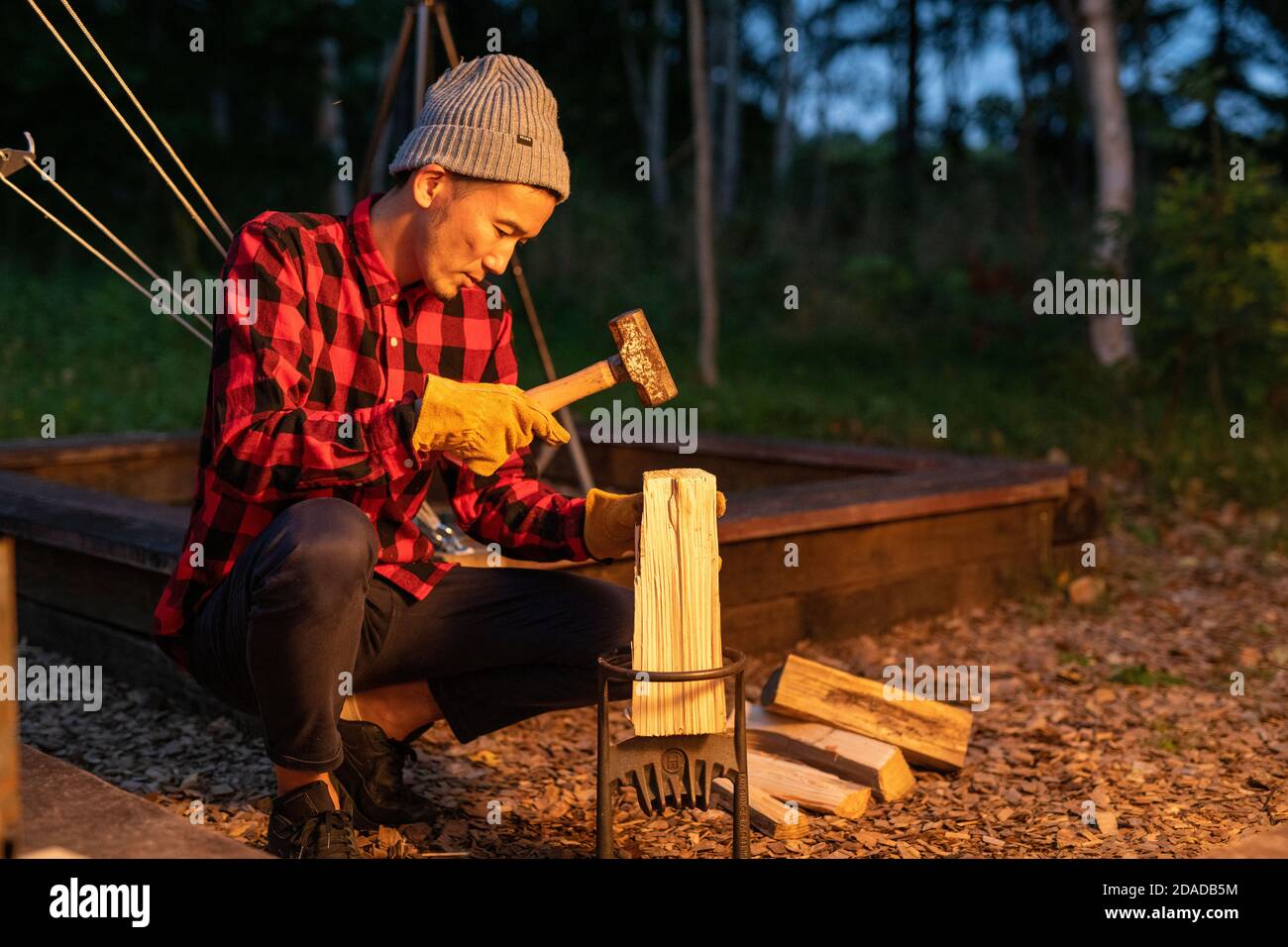 Man chopping wood hi-res stock photography and images - Alamy