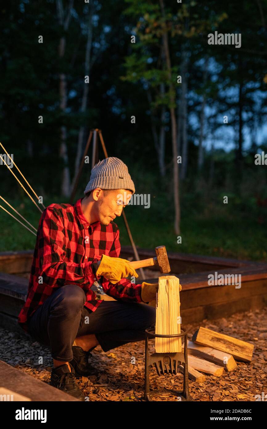 Man chopping wood hi-res stock photography and images - Alamy