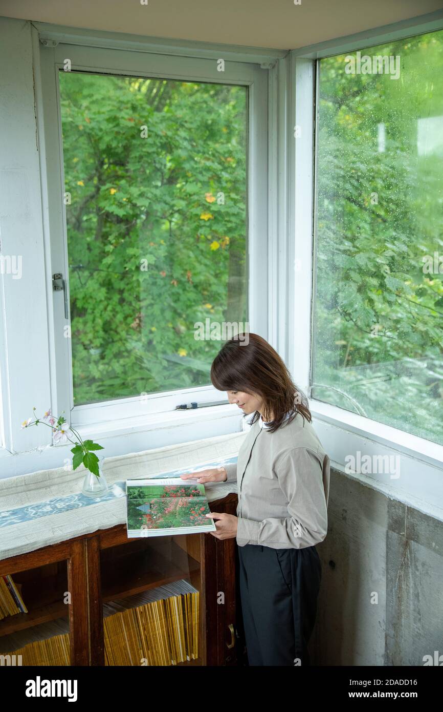 Woman Reading Book at Cafe Gallery Stock Photo - Alamy