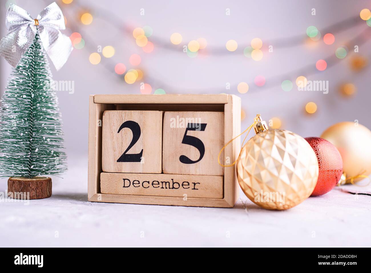 New Year's content, Christmas tree gold toys, a small Christmas tree ...