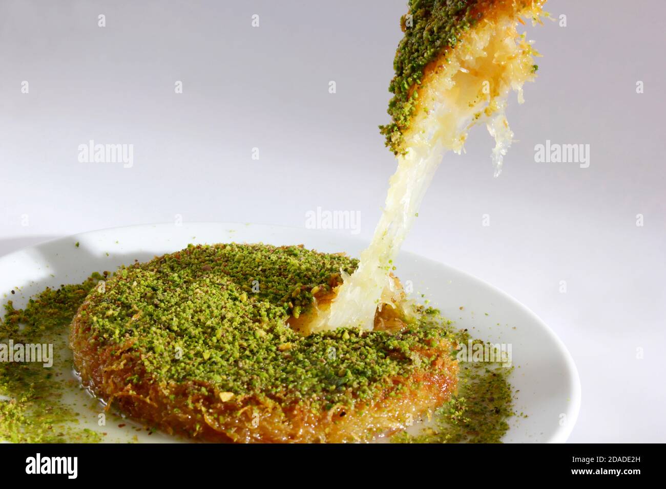 Traditional Turkish dessert künefe (kanafeh Stock Photo - Alamy