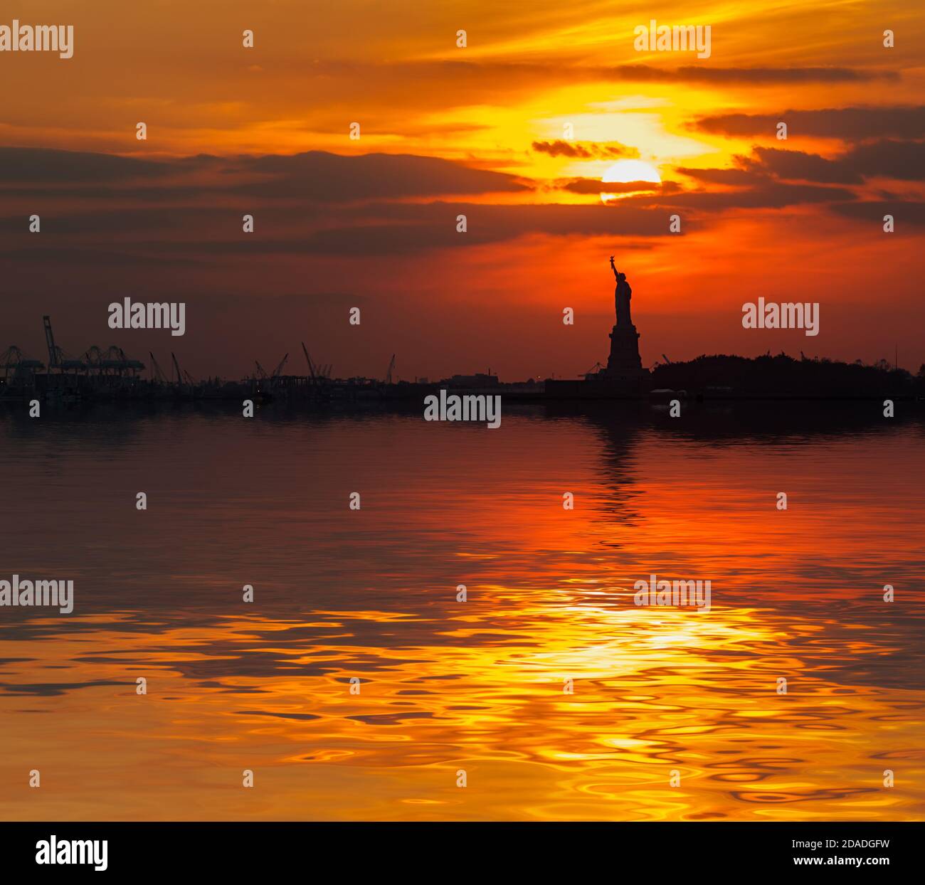 Statue of liberty sun setting hi-res stock photography and images - Alamy