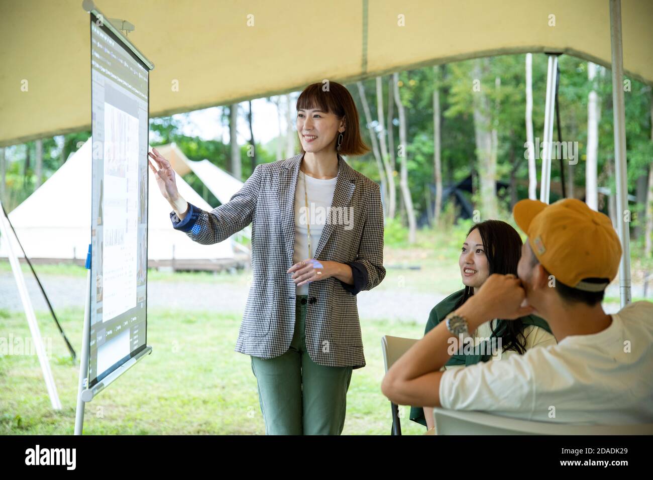 Japanese business people training hi-res stock photography and images ...