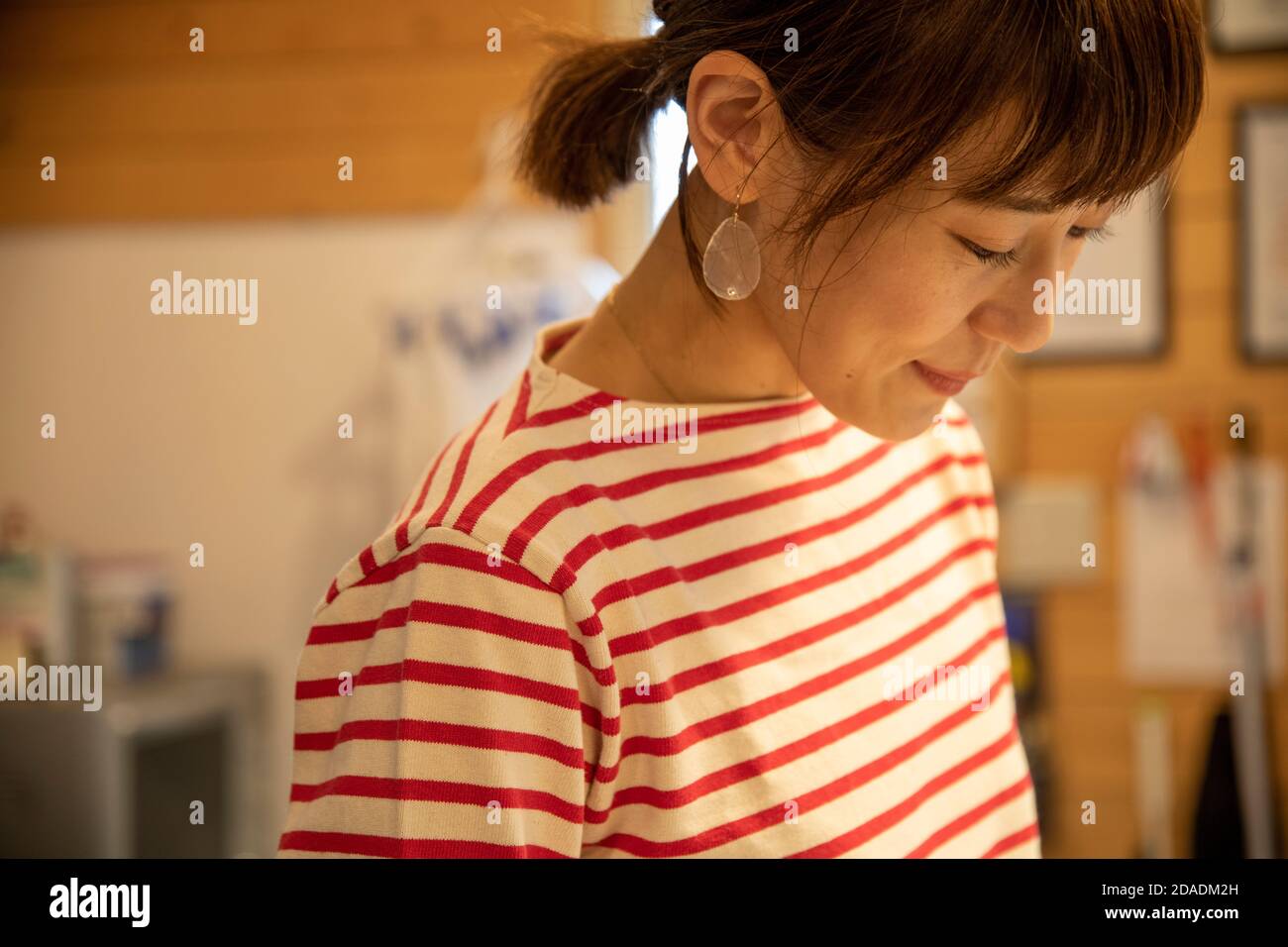Back view woman cooking in kitchen hi-res stock photography and images ...