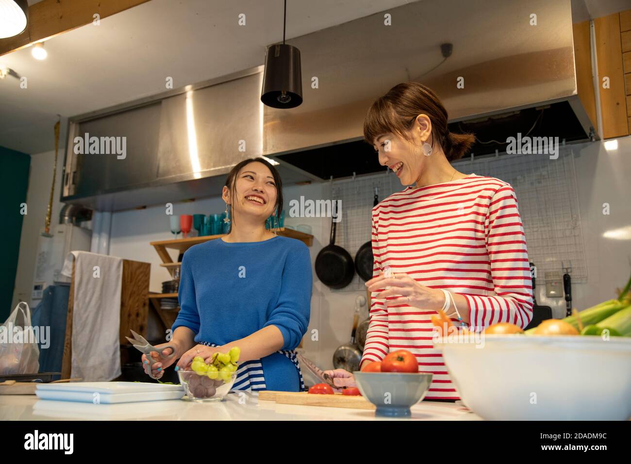 Japanese women cooking hi-res stock photography and images - Alamy