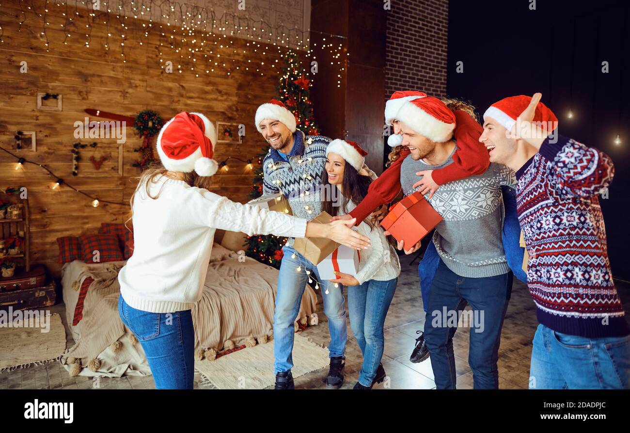 Welcome guests into home hi-res stock photography and images - Alamy