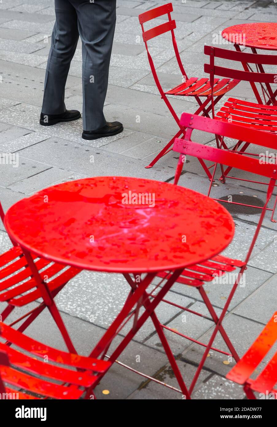 Manhattan street scene. Seating area in Times Square. Elegant man in a ...