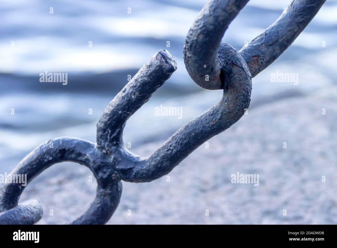 Broken chain link hi-res stock photography and images - Alamy