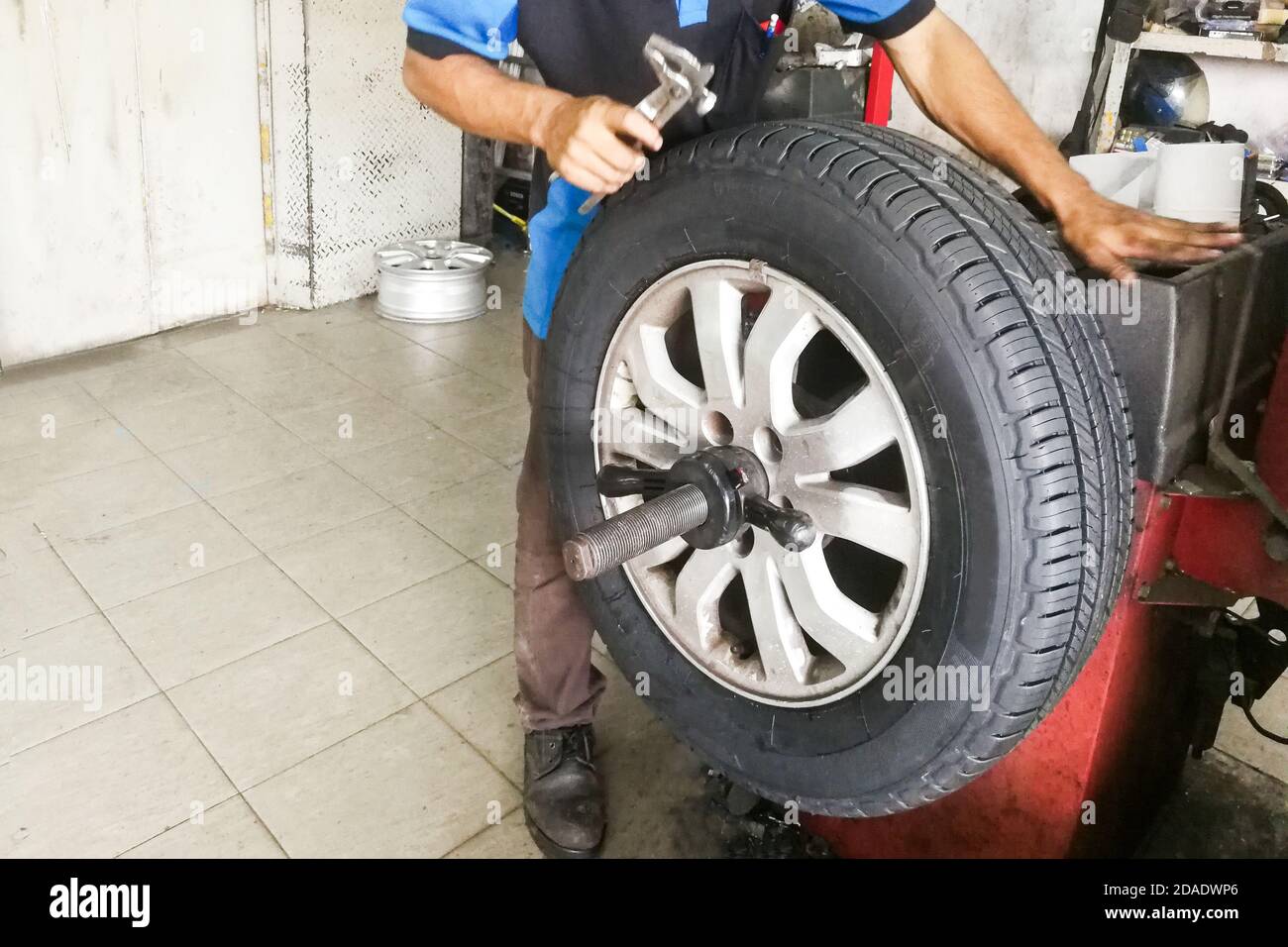 Car wheel balancing hi-res stock photography and images - Alamy