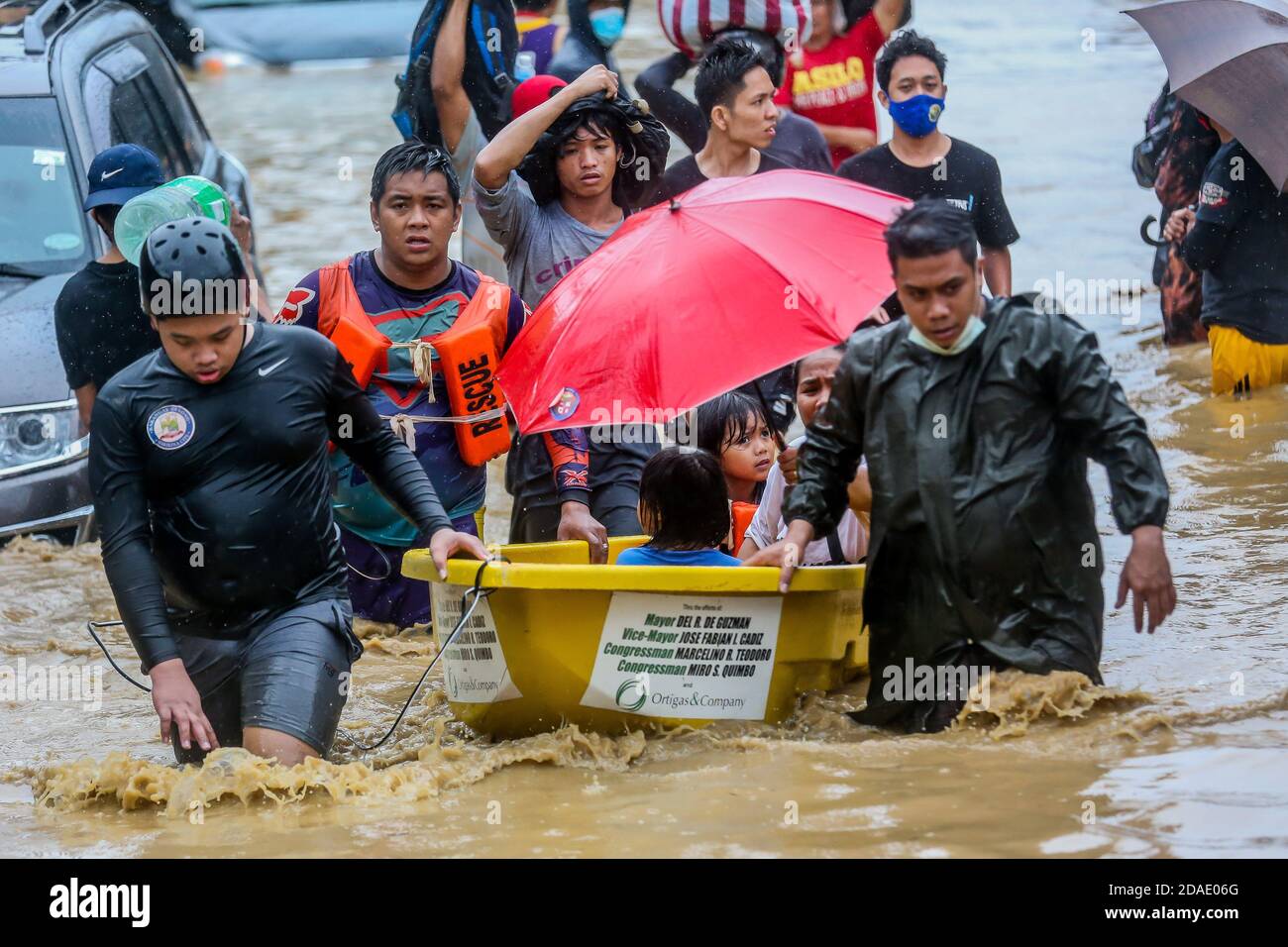 Manila, Philippines. 12th Nov, 2020. Rescuers of the Philippine National Police (PNP) evacuate ...