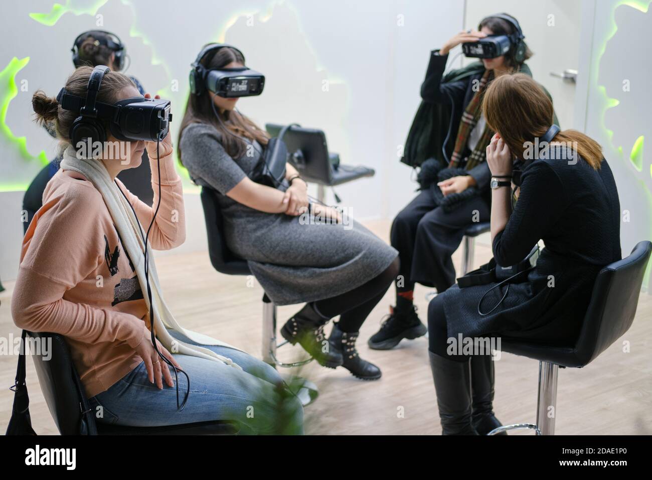 Oculus rift woman hi-res stock photography and images - Alamy