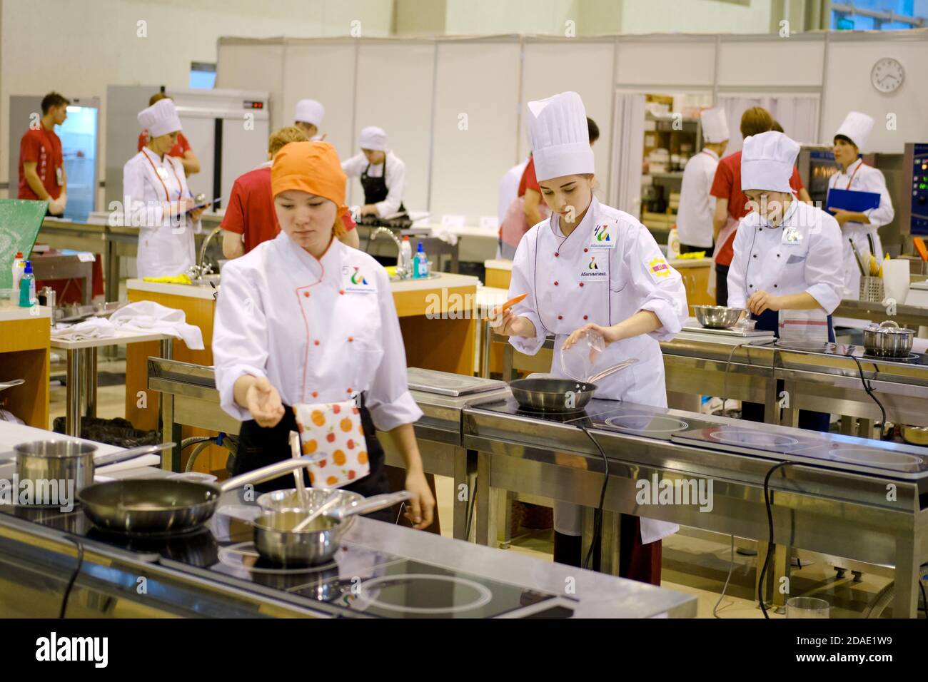Competition cooks in preparation of food Abilympics. National championship of professional ...