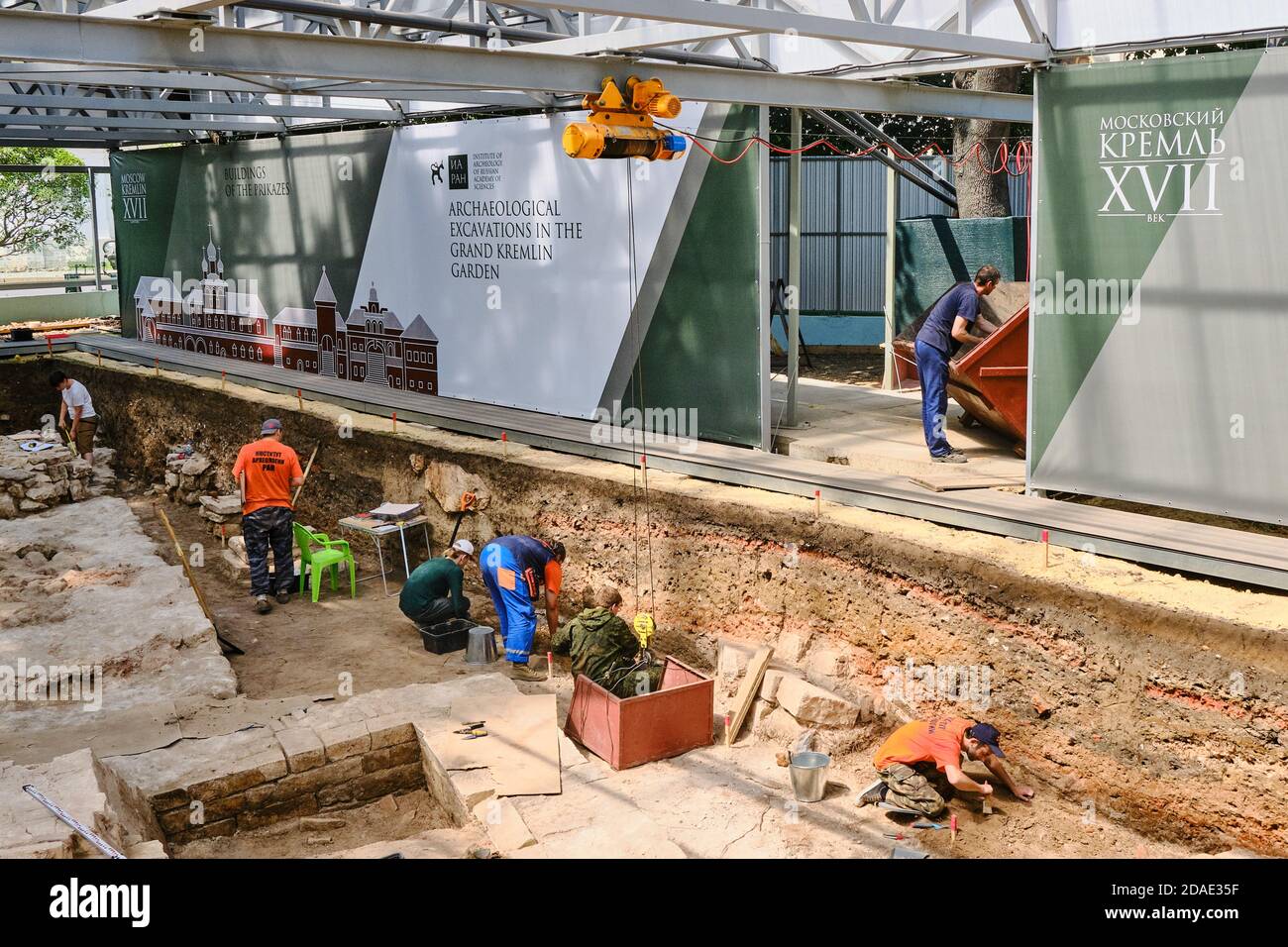 Archaeologists excavate grave hi-res stock photography and images - Alamy