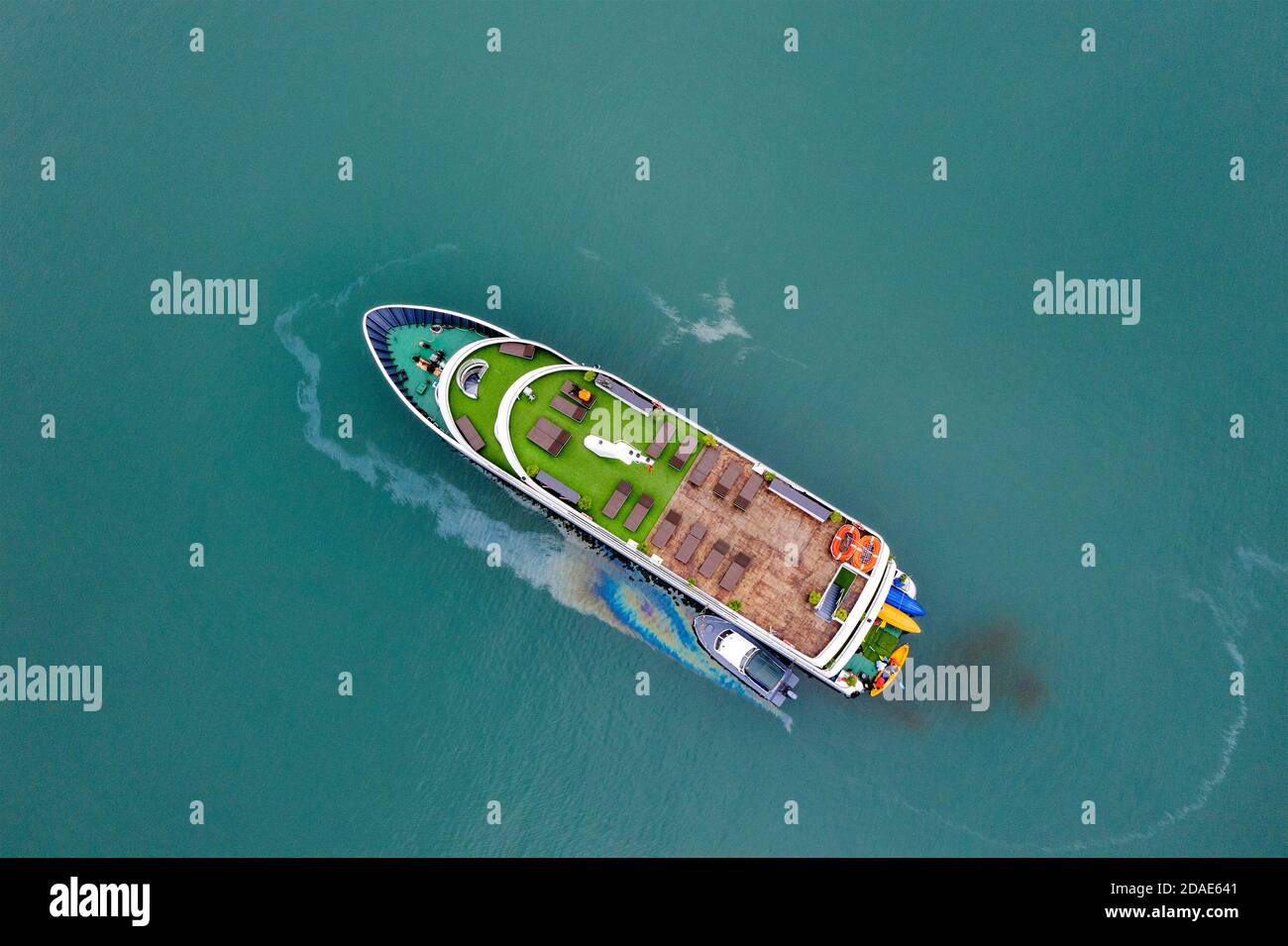 Transportation nautical vessel sea oil spill pollution hi-res stock ...