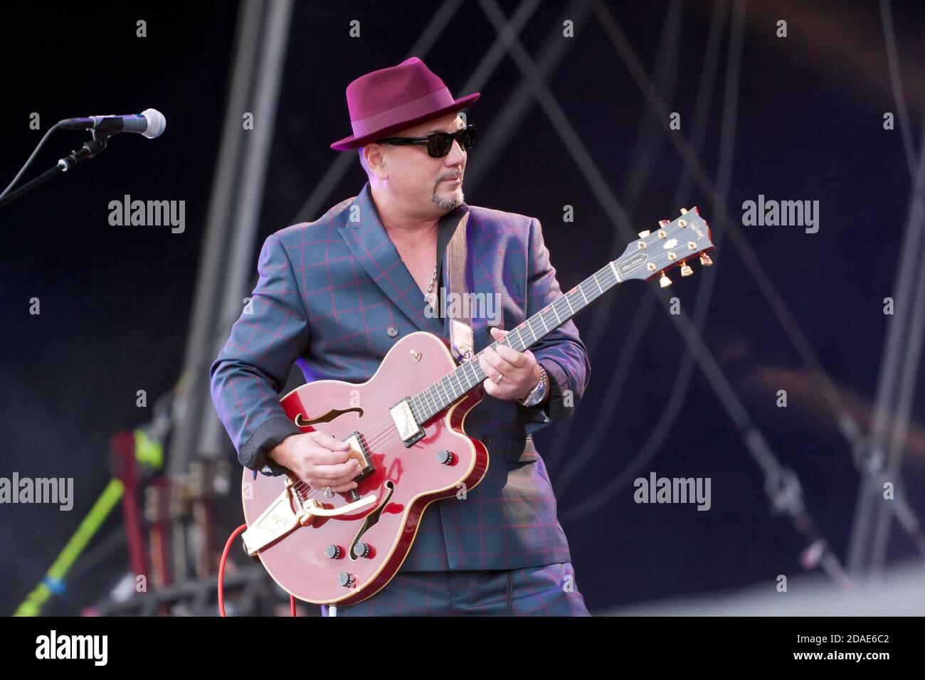 Gibson chet atkins country gentleman hi-res stock photography and ...