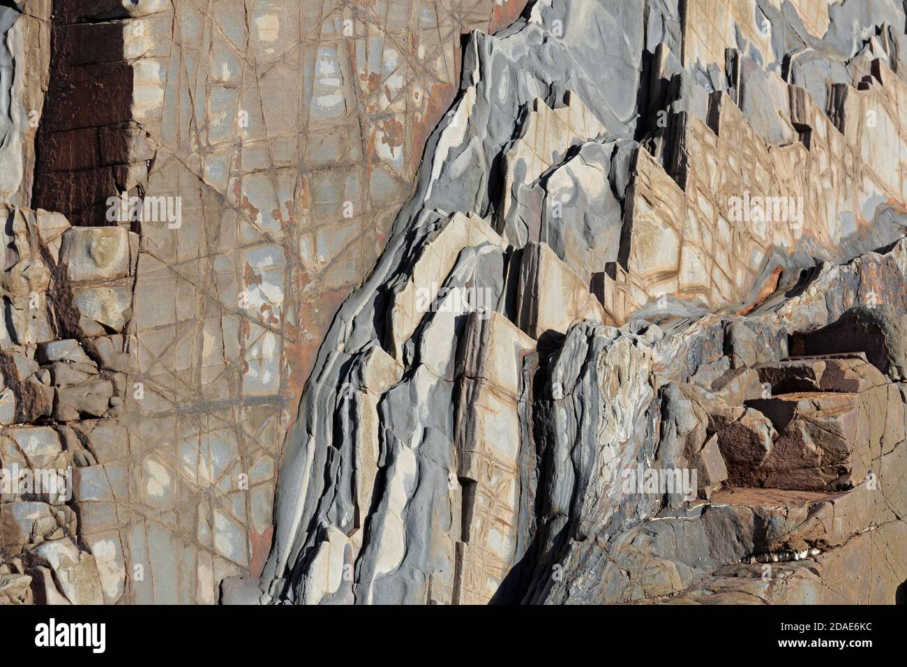 Patterns in the sedimentary rocks at Sandymouth Cornwall Stock Photo ...