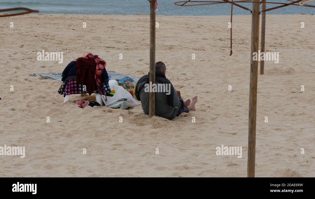 Beach alone reading hi-res stock photography and images - Alamy